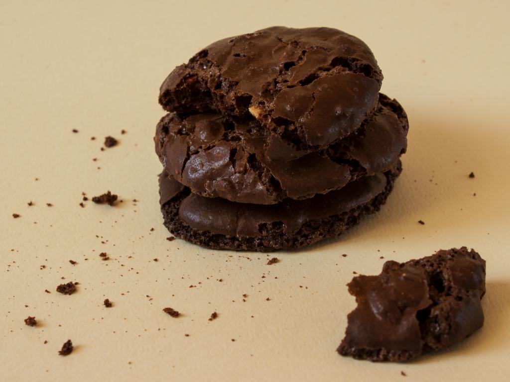 Chocolate biscuits are added with cocoa shell color, the color is ...