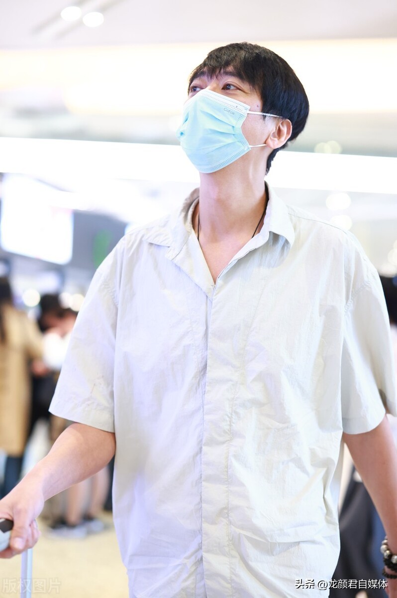 Ashin, lead singer of Mayday Band, appeared at Shanghai Airport in a ...