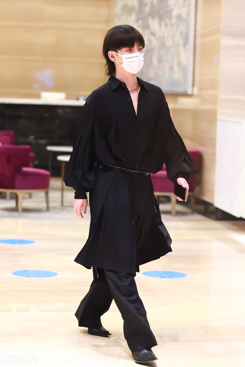 Zhou Zhennan's cool and handsome - iNEWS