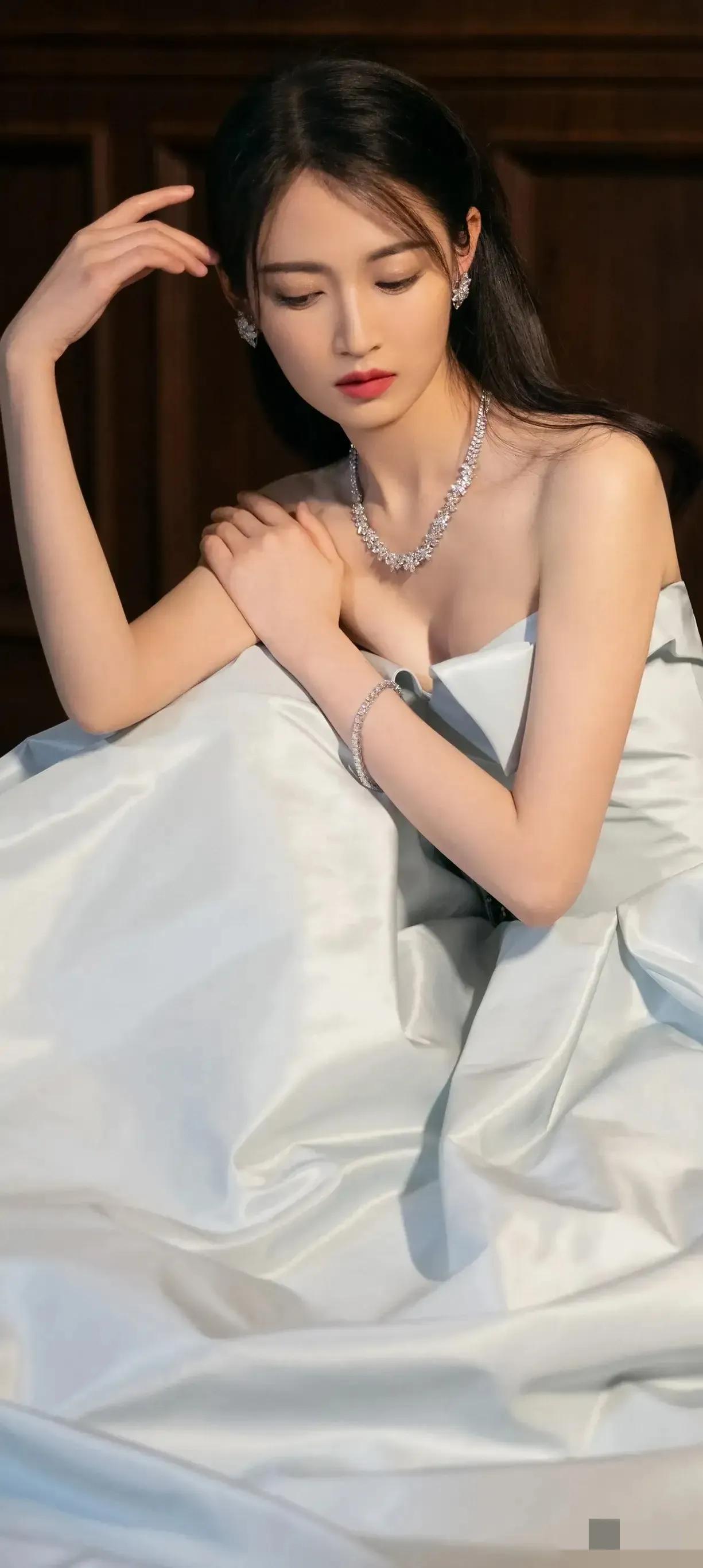 Chen Yuqi's fashion photo - iNEWS