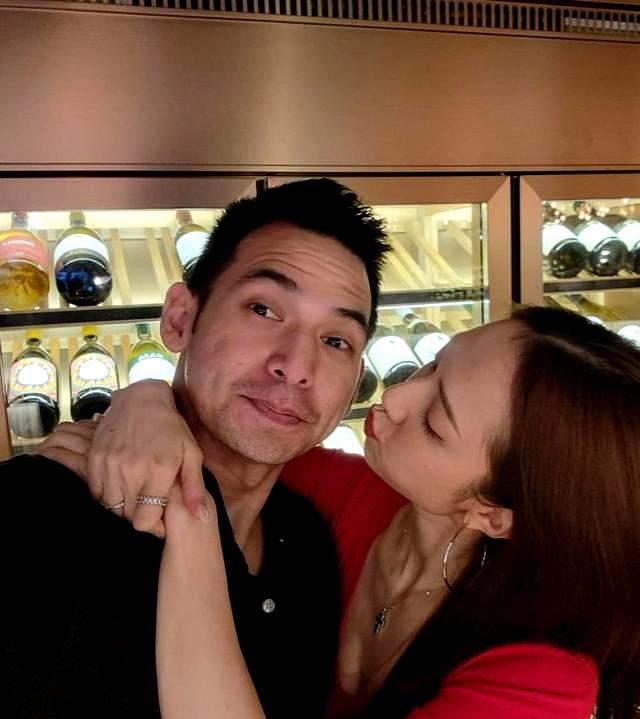 Wang Junxin and his wife celebrated their birthday romantically and kissed sweetly while taking ...