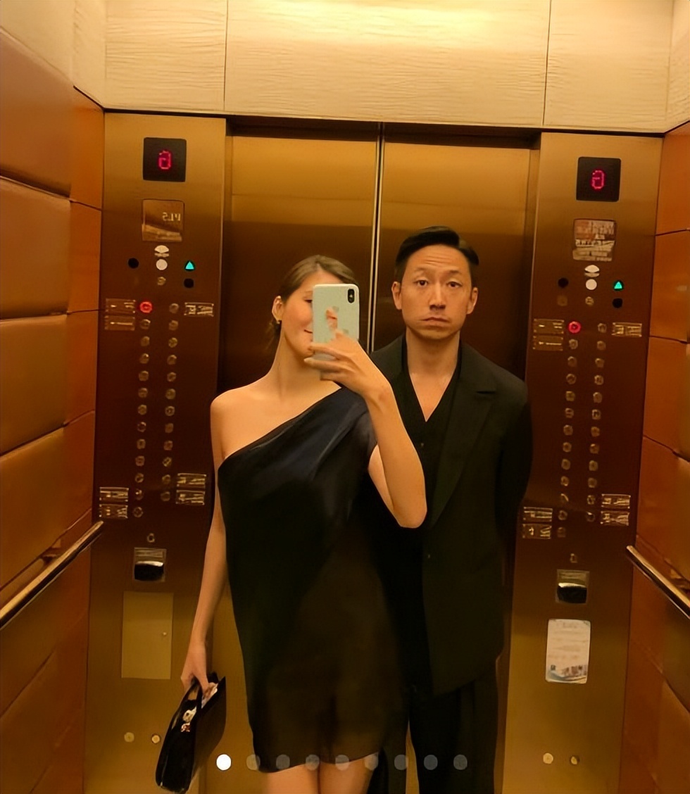 Wu Qianyu wears see-through costumes to cause controversy, and takes a photo with Shi Boxiong in ...