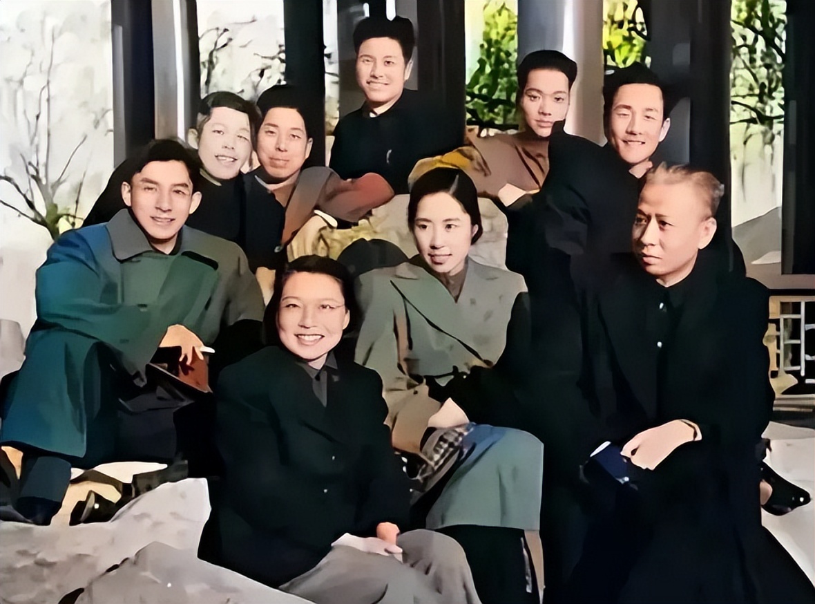 In the 1960s, a group photo of Liu Shaoqi and his family, he was ...
