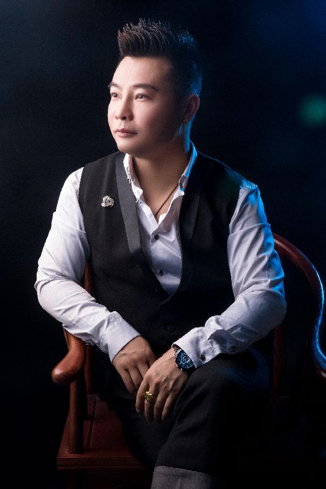 Chinese singer Ni Hong's new song [Crying to stay is worse than ...
