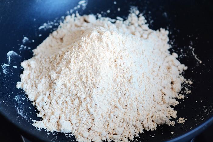 No matter what dish you are steaming, don't pour the flour directly ...