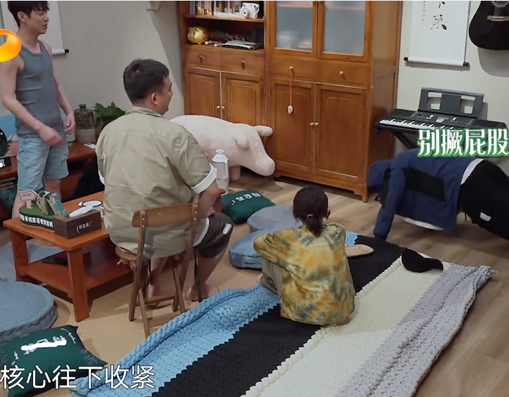 He Jiong, 48, has obvious muscles in his arms, but Liu Haoran, 24, has a belly. - iNEWS