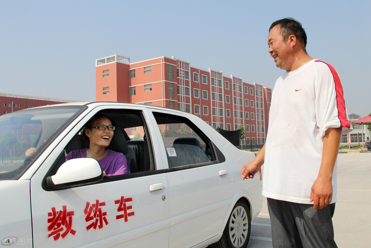 After scolding the driving school coach, he was more polite to me - iNEWS