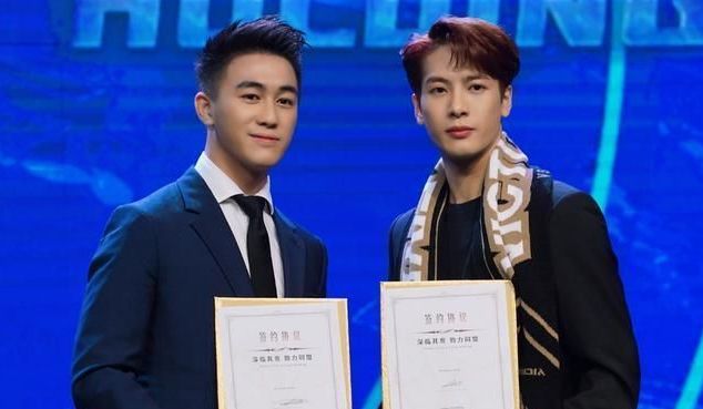 He Youjun's behavior caused controversy. He kissed Wang Jiaer in public on stage. Netizens ...