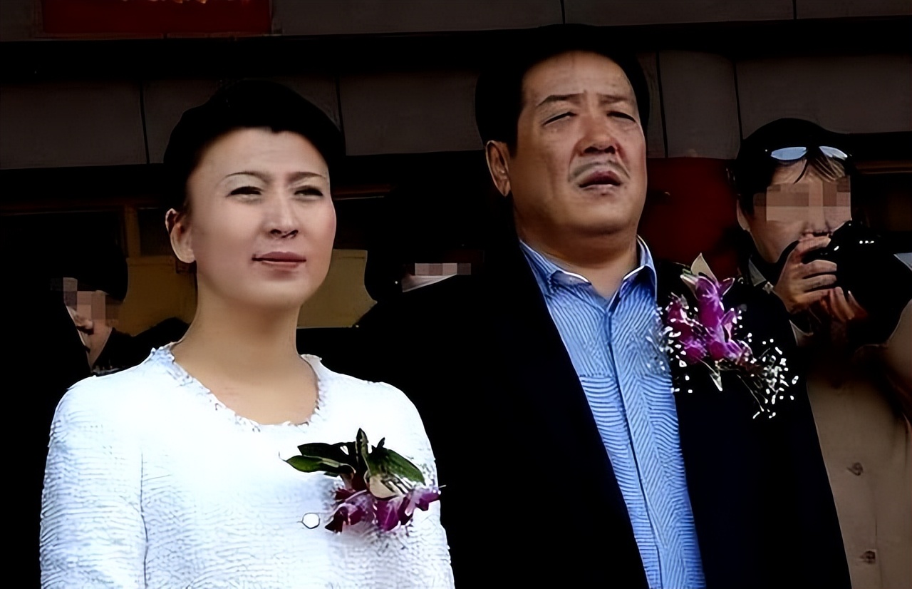 Yan Xuejing brought her children to attend, her second-married husband ...