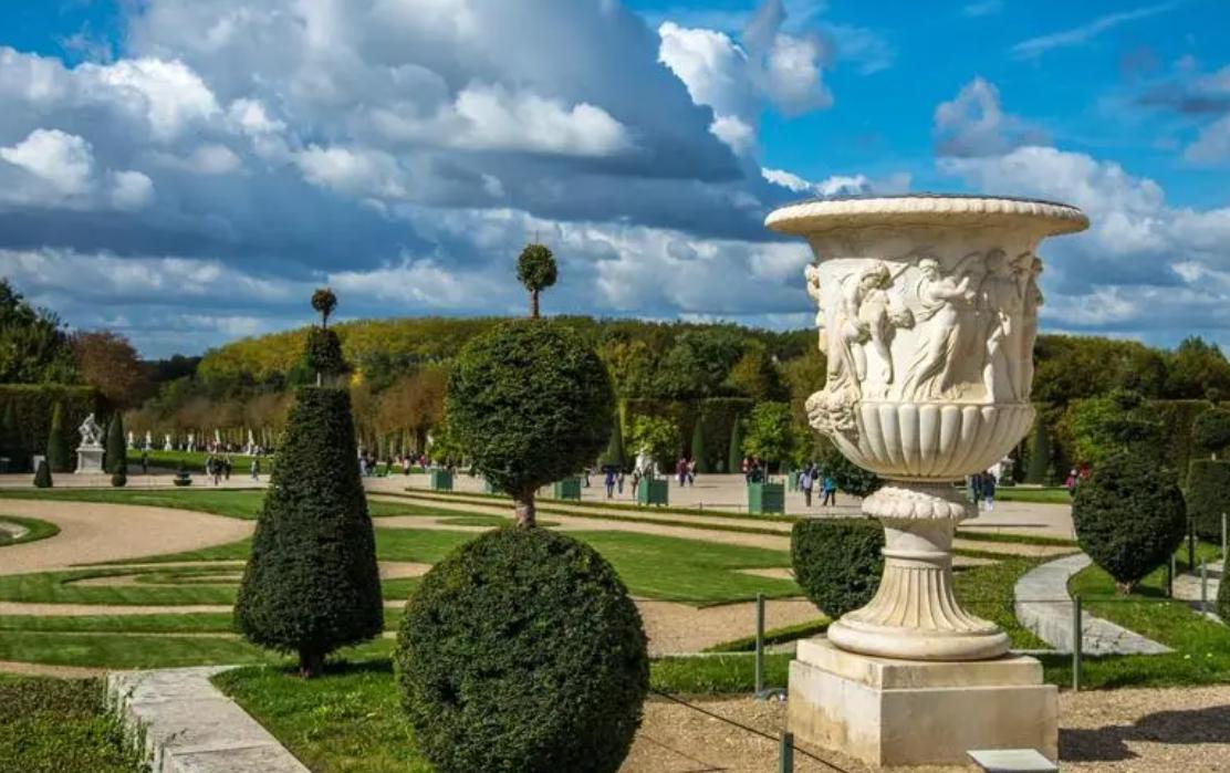 What are the characteristics of France from the perspective of British ...