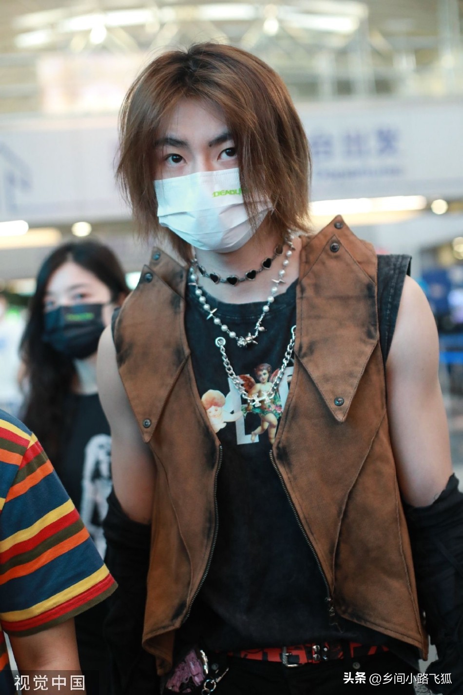 The little ghost Wang Linkai appeared in the capital airport with a hip ...