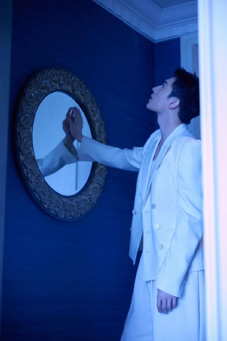 Yang Yang's new photo, 31st birthday, is still the handsome boy - iNEWS
