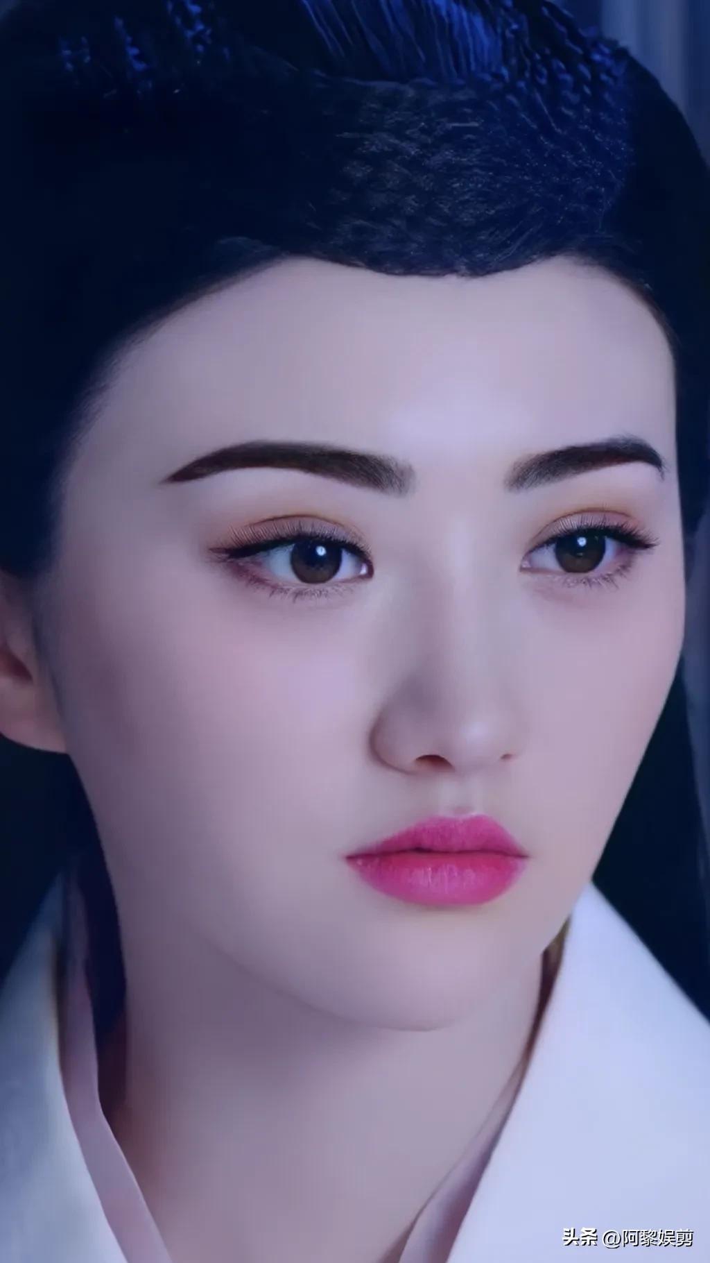 Jing Tian: Pink makeup and jade carving, Chang'e in the moon - iNEWS