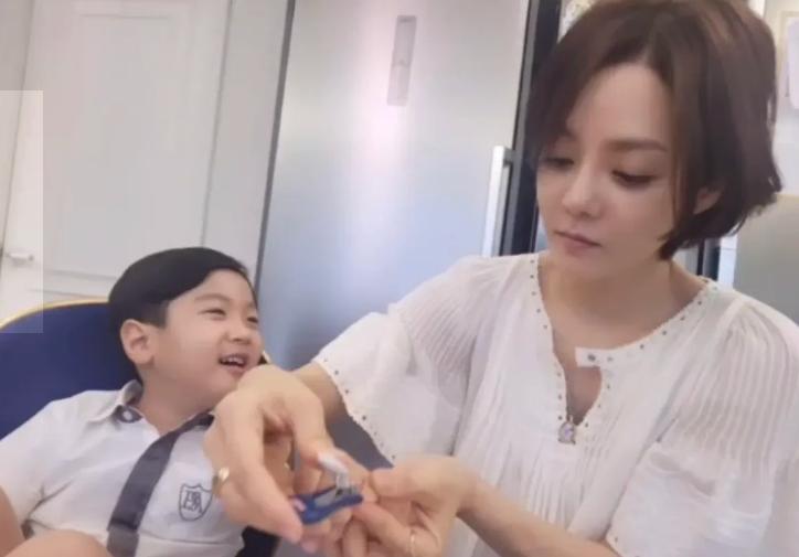 In recent photos, Cai Lin's stature looks like an aunt's, and her son's ...