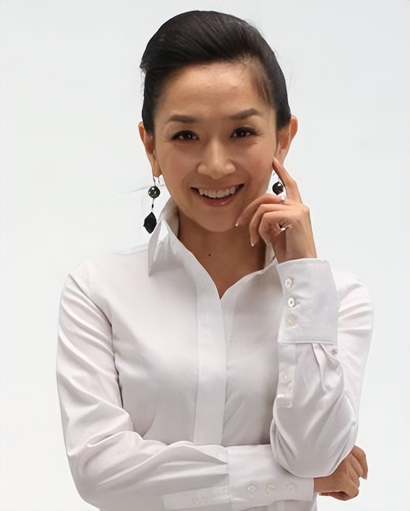 Host Wang Fang: Marrying a 15-year-old professor and having a daughter ...