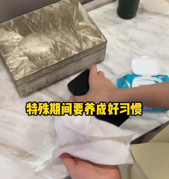 He Yuxin revealed that she has a mysophobia. Brother Monkey disinfects ...