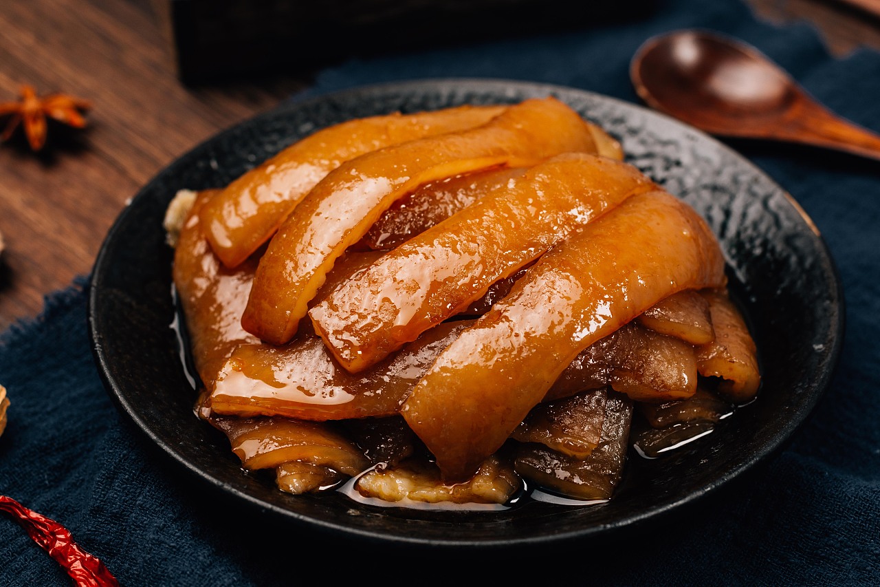 Private home cooking recipe - stir-fried braised pork skin with green ...