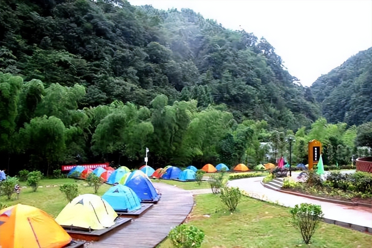 At 28 degrees north latitude in Sichuan, there is a well-preserved ...