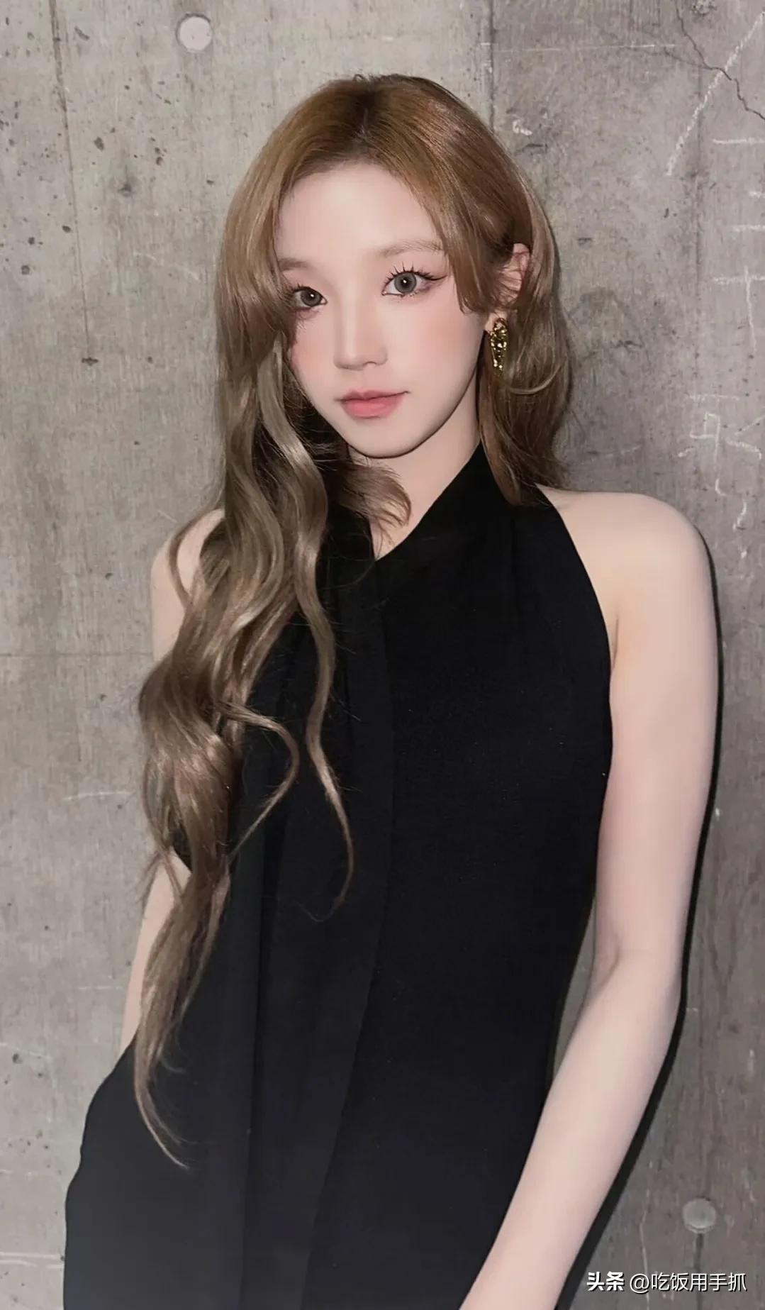 Song Yuqi is wearing tight shorts and showing off her waistcoat line ...