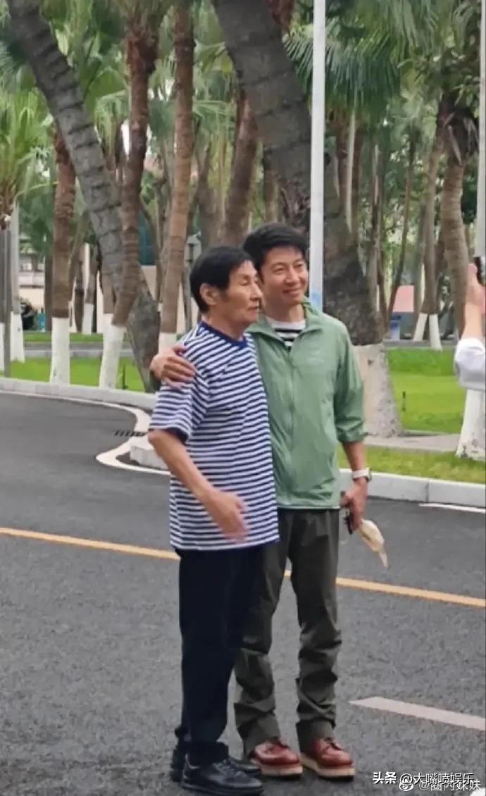 A netizen meets Sa Beining and brings his father back to his hometown ...