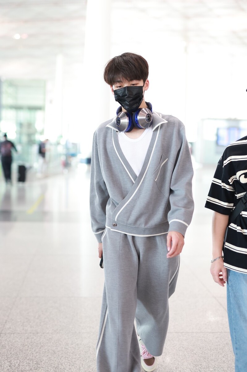 He Luoluo appeared at Beijing Capital Airport on May 15, 2023, wearing ...