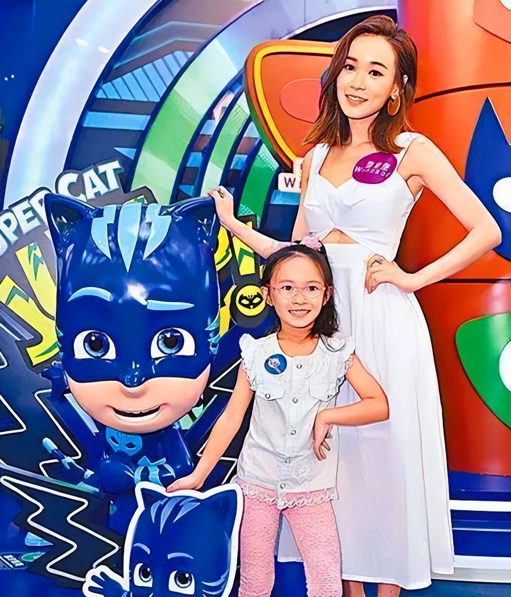 The winner of the most awarded Miss Hong Kong Yang Siqi: The biological ...