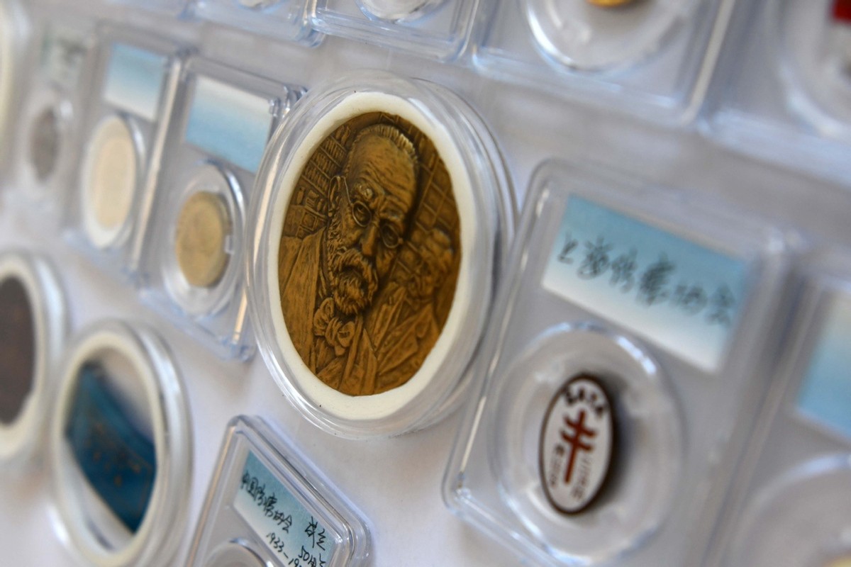 Photos, Posters, Periodicals, Stamps, Books, Li Liang: Historical ...