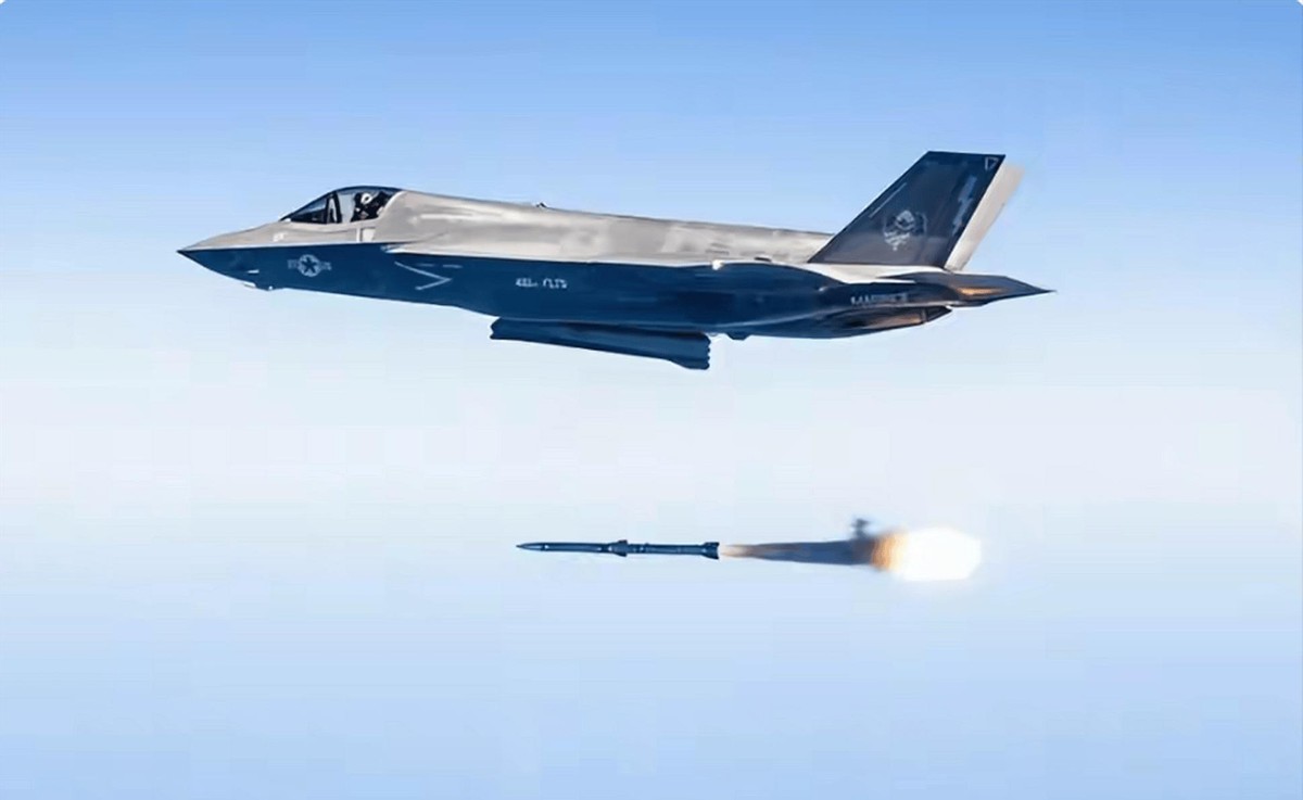 The new air-to-air missile PL17, with a range of 450 kilometers ...