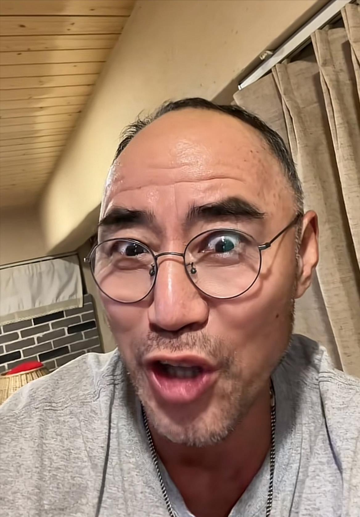 The masculine Wang Xu sang "Rakshasa Sea City" with an expression of ...