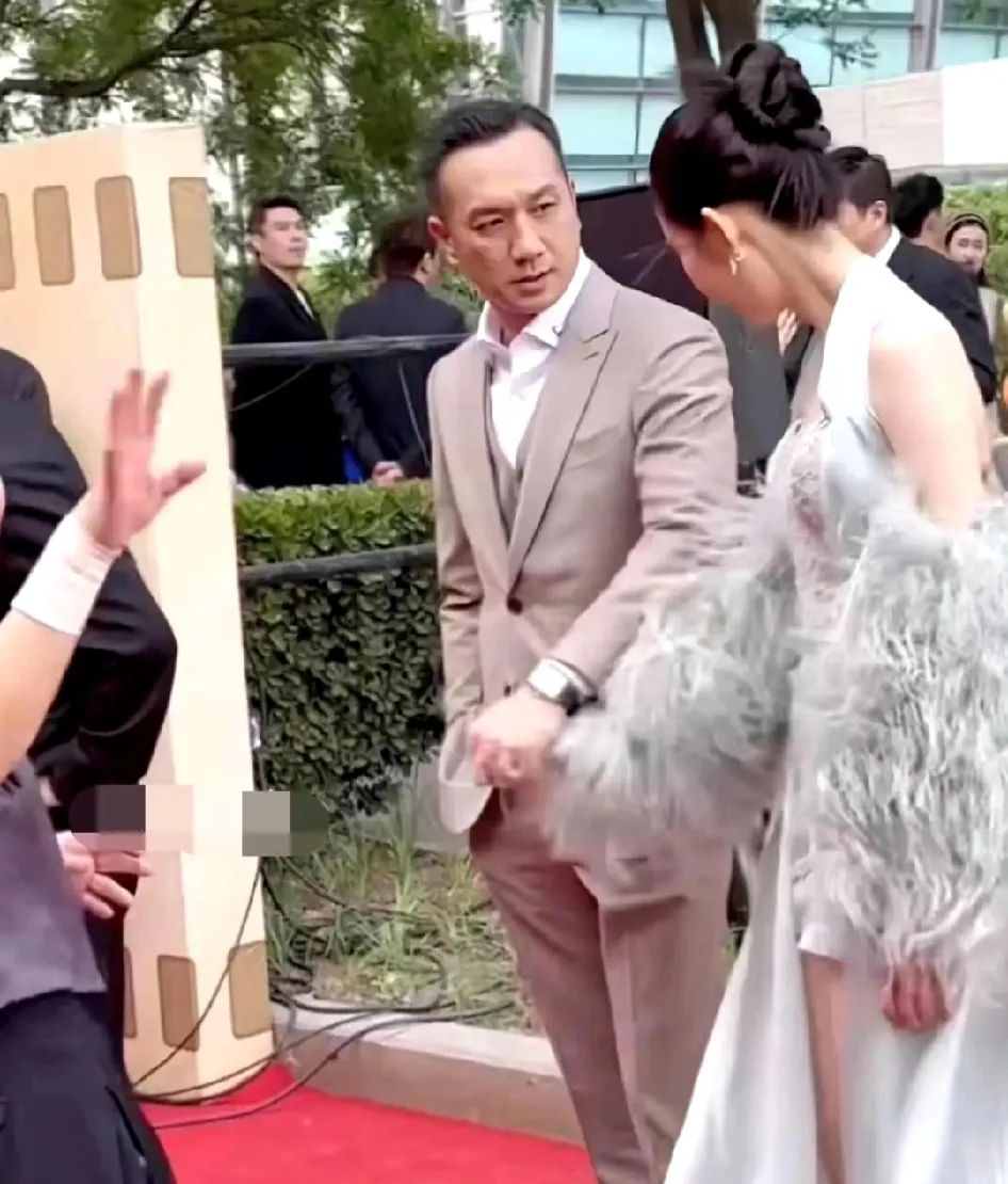 Huang Jue forcibly stretched Yifan's hand and clasped his fingers tightly, scaring the other ...