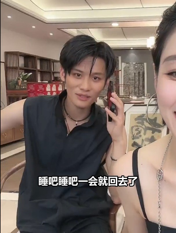 The concert becomes Vanity Fair! After holding hands with the door, the ...