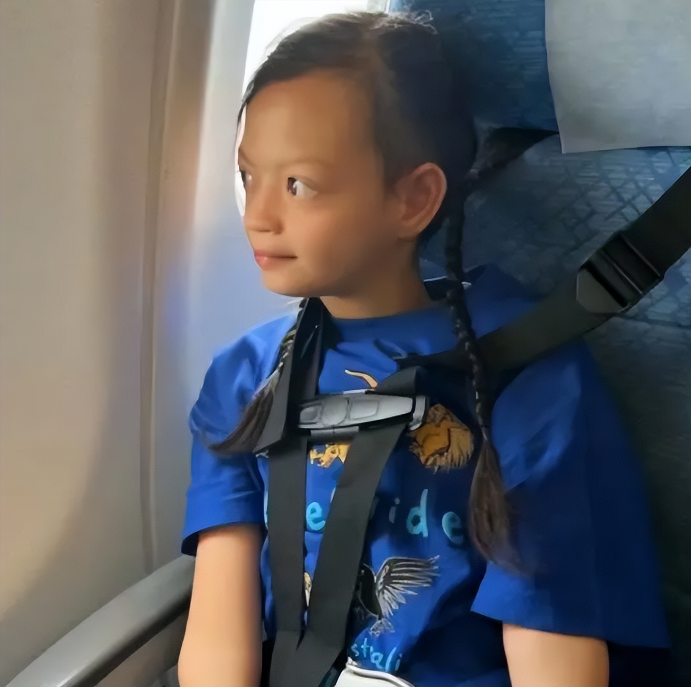 Zhong Liqi posted travel photos! The 12-year-old daughter with a rare ...