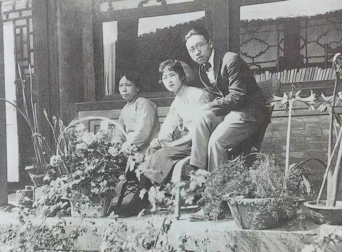 Lin Huiyin and Xu Zhimo remain close friends, and she knows that she is ...