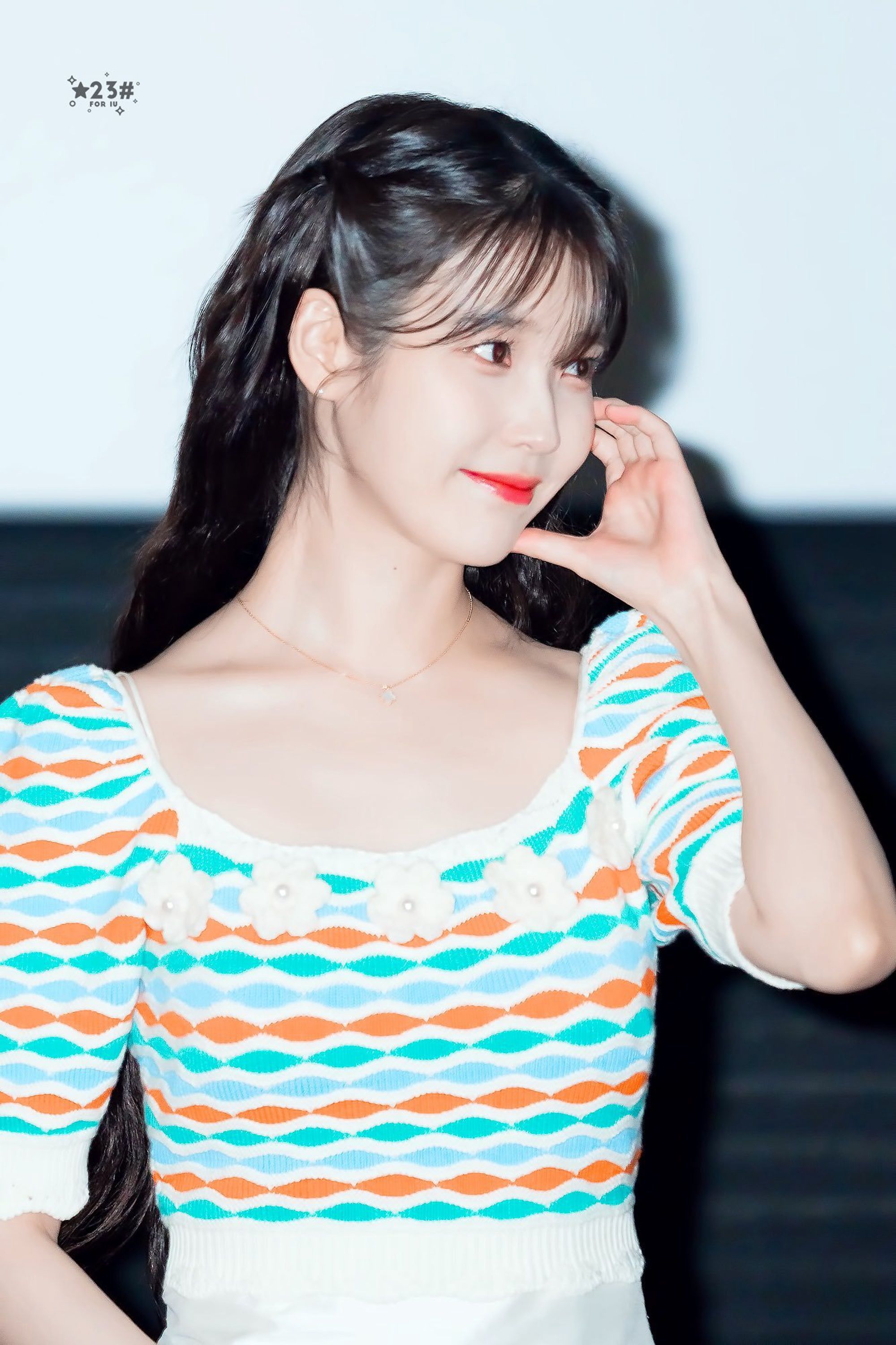 Li Zhien IUaena striped top playful photo - iMedia