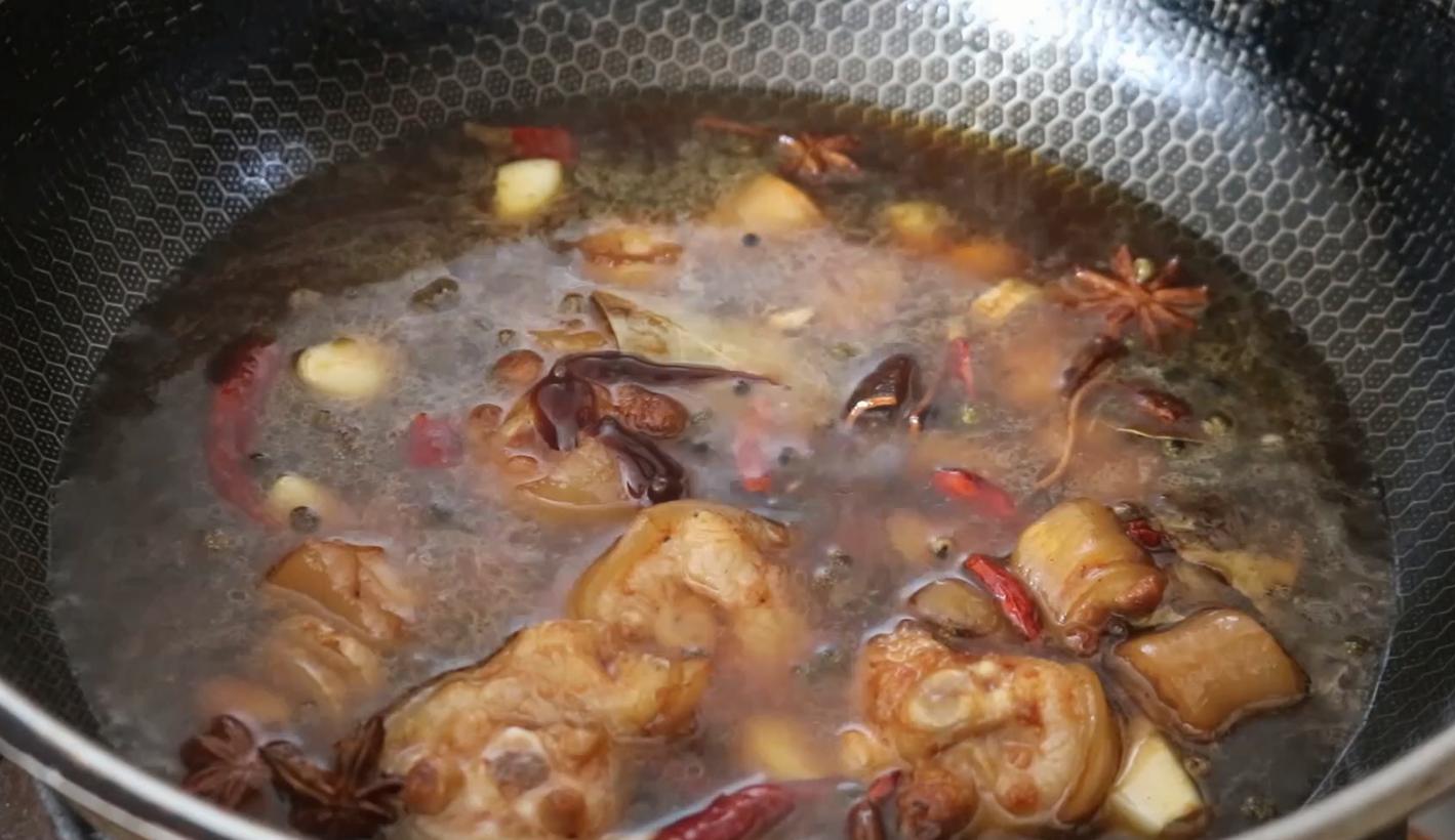 This is how the pig's tail is delicious. It is more fragrant than ...