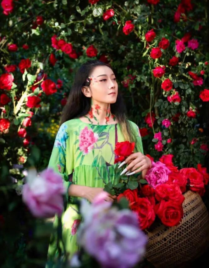 A group of old photos of Yang Liping when she was young, she is as ...