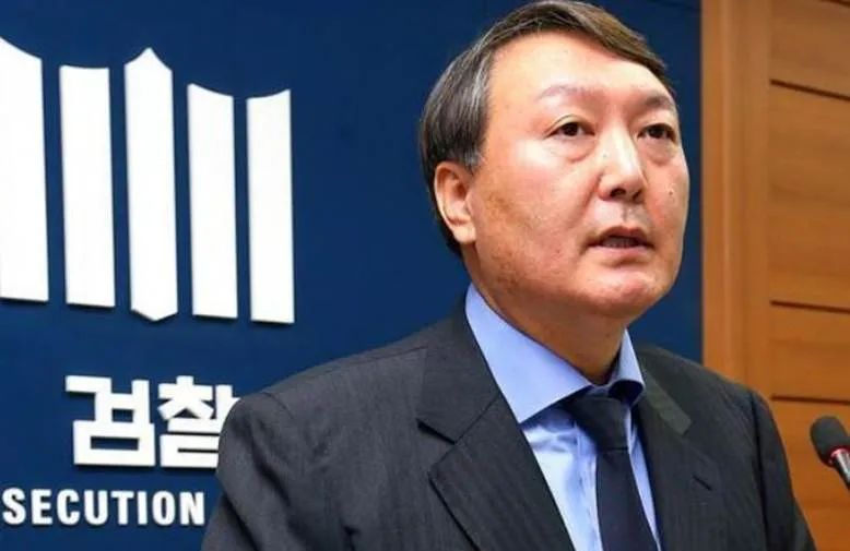 Yoon Suk-yue, the president of South Korea who slipped and knelt ...