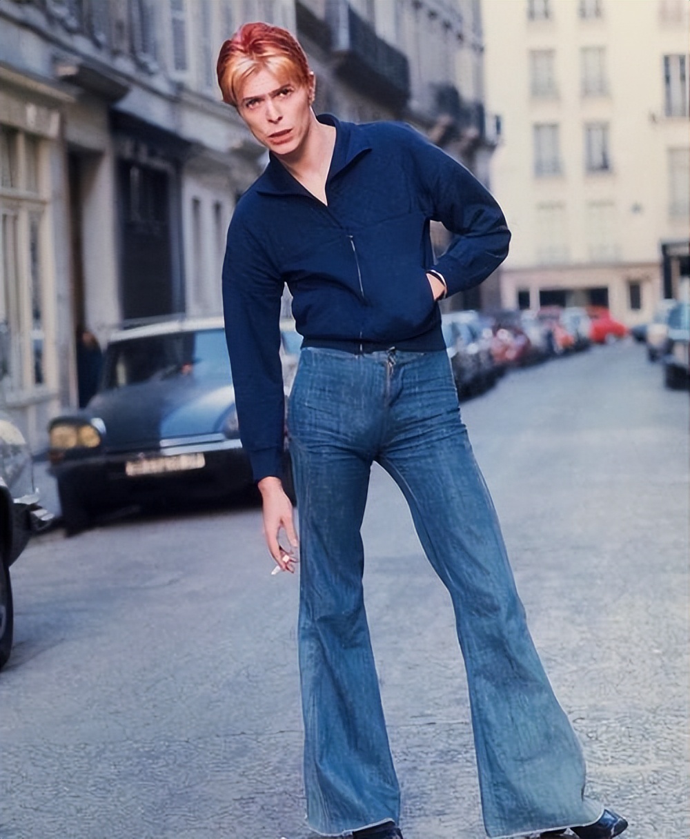 David Bowie: An explorer of gender issues, a pioneer and fashion setter ...