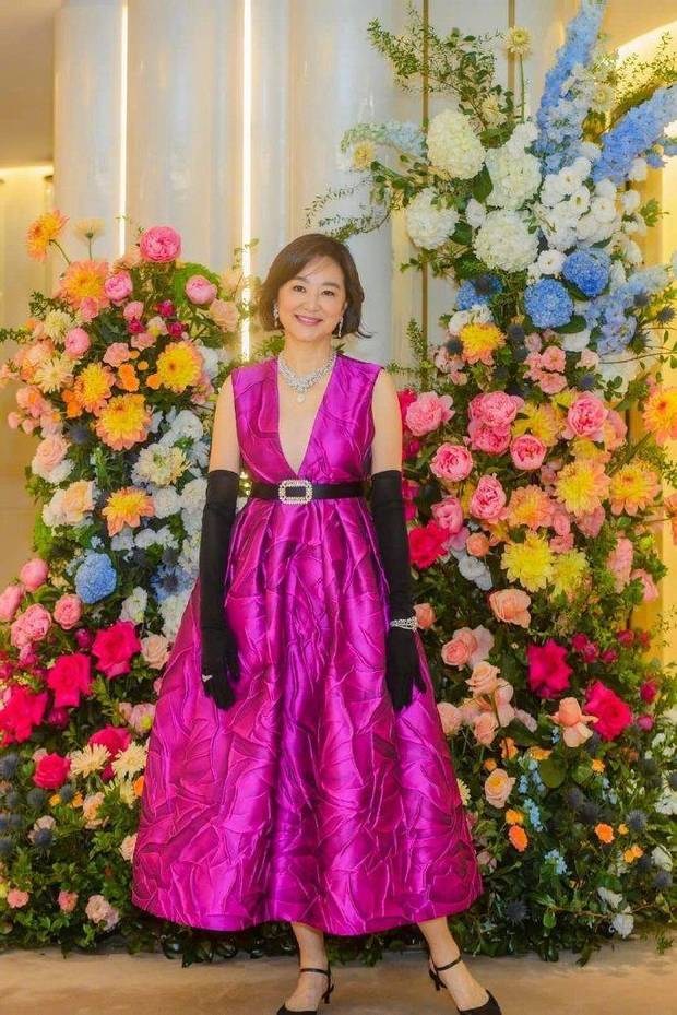 Lin Qingxia and Zhang Zhen attended the event on the same stage and ...