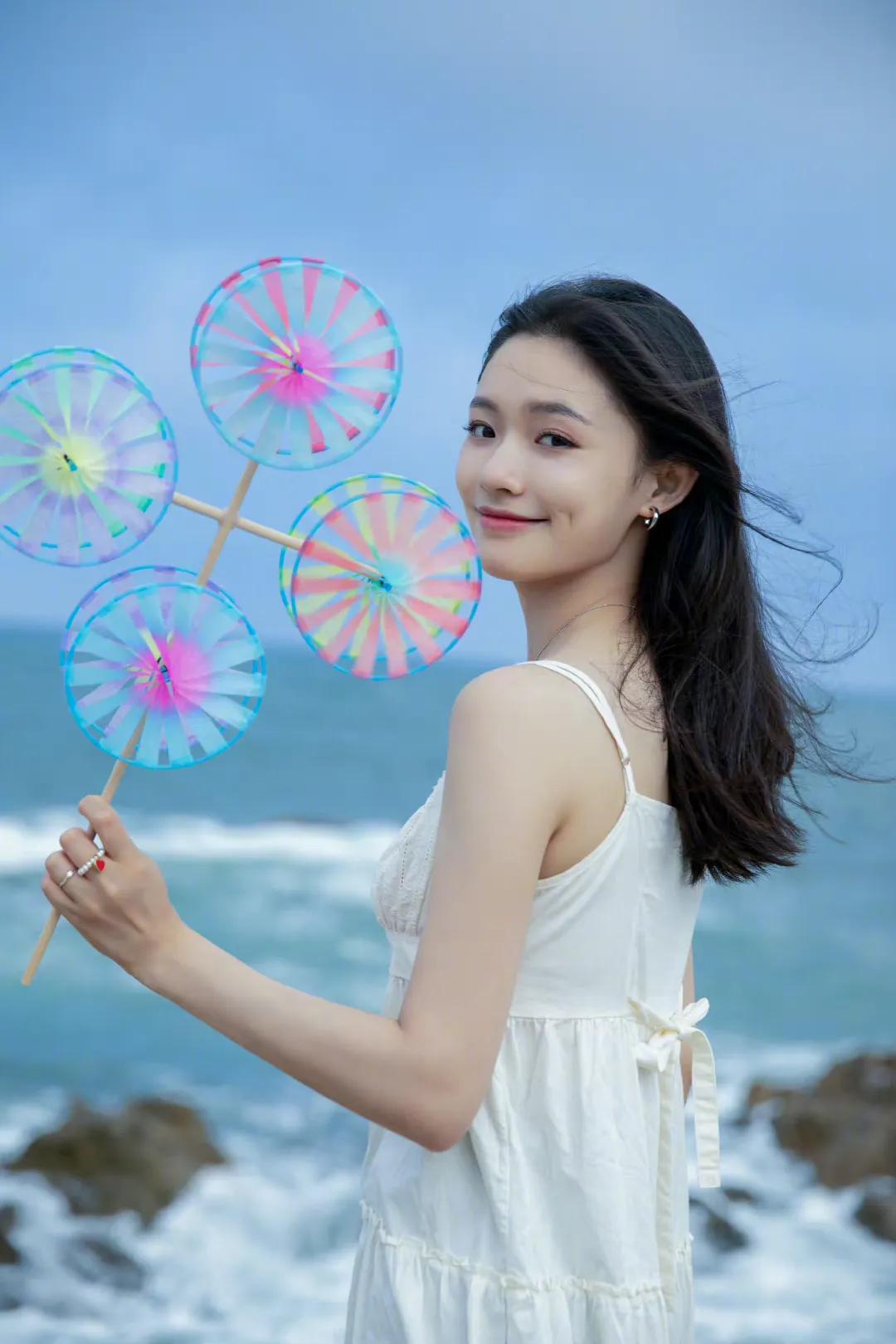 Lin Yun's summer beach photo - iNEWS