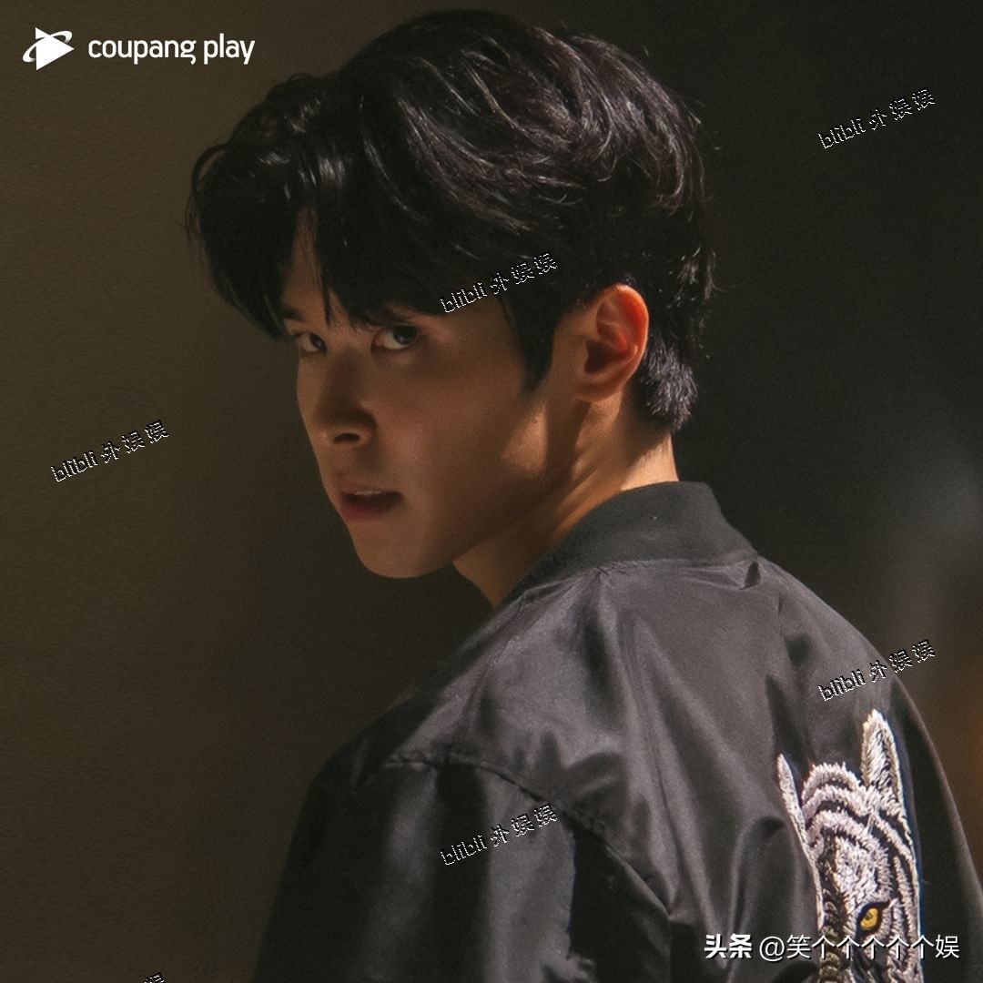 Lin Siwan and director Li Mingyu teamed up to release "Boyhood" in the ...