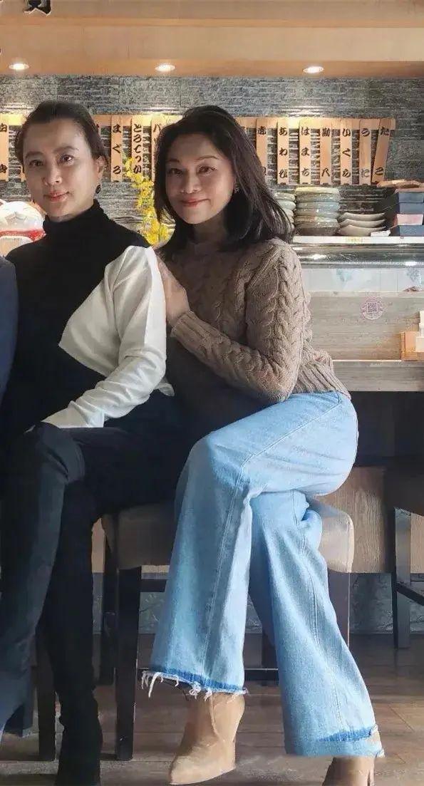 Li Lingyu went shopping and took photos, and she lamented that Shi Kezhen was still so beautiful ...