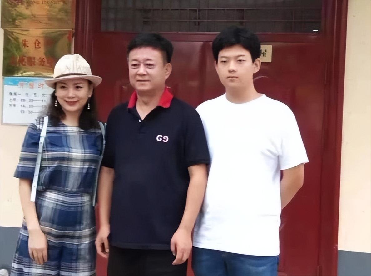 Zhu Jun's family of three returned to his hometown. His wife was ...