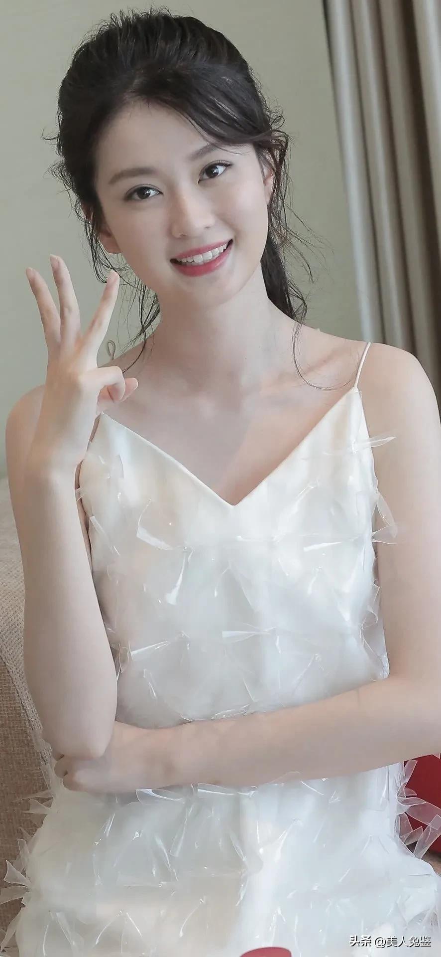 When Qiao Xin first debuted, she was white enough to shine, and she was ...