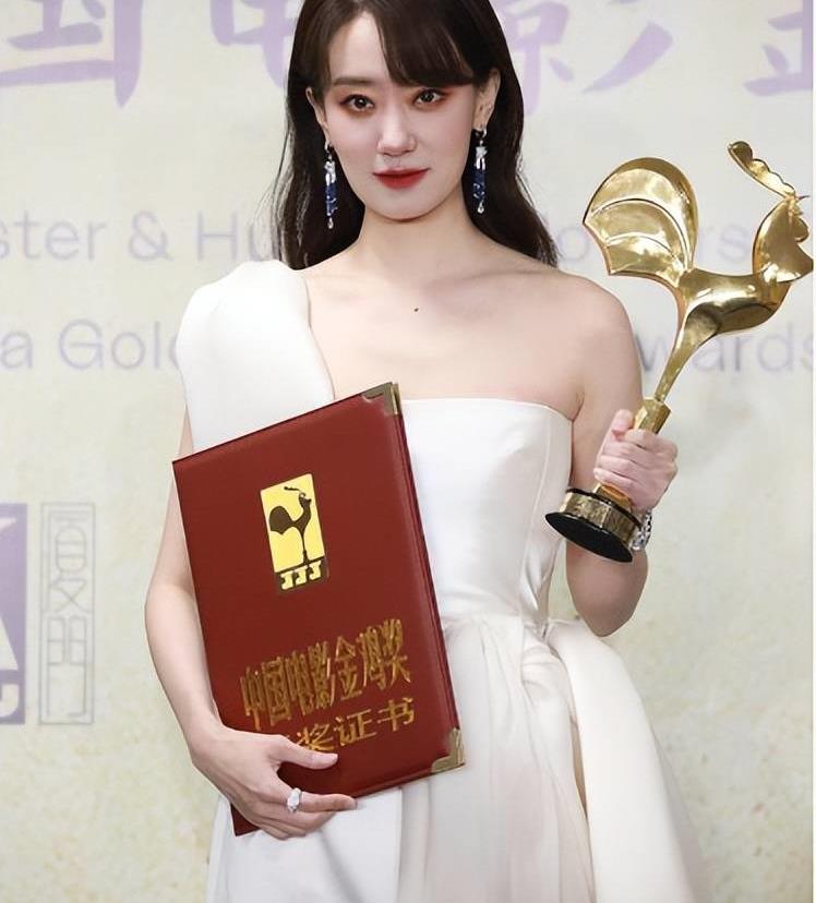 Golden Rooster actor Huang Xiaoming plays the male role in "A Good Thing Comes in Twos" and ...