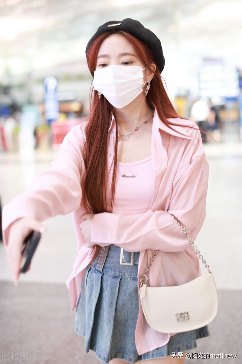 Street Shot: Zhang Zining's fresh dress is like a warm breeze drifting ...