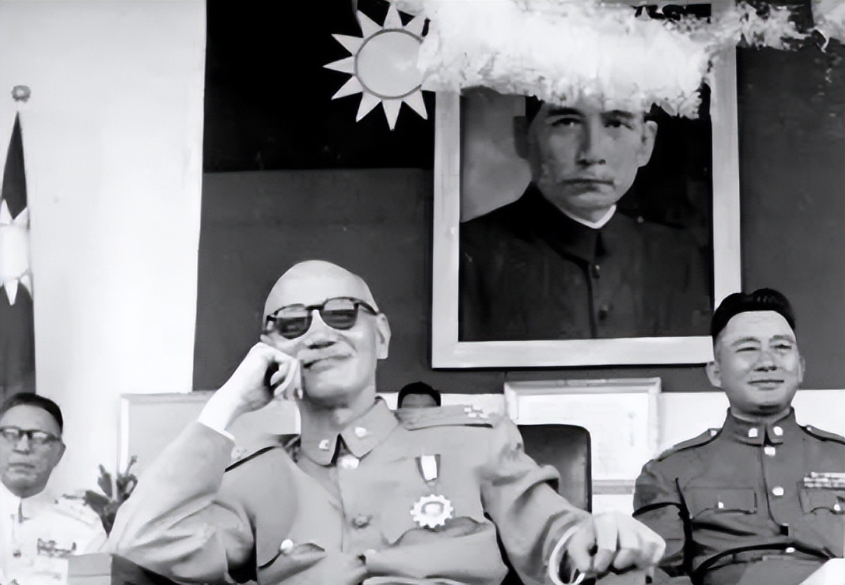 Chiang Kai-shek showed his fangs for the first time, 33-year-old Mao Zedong advocated a resolute ...