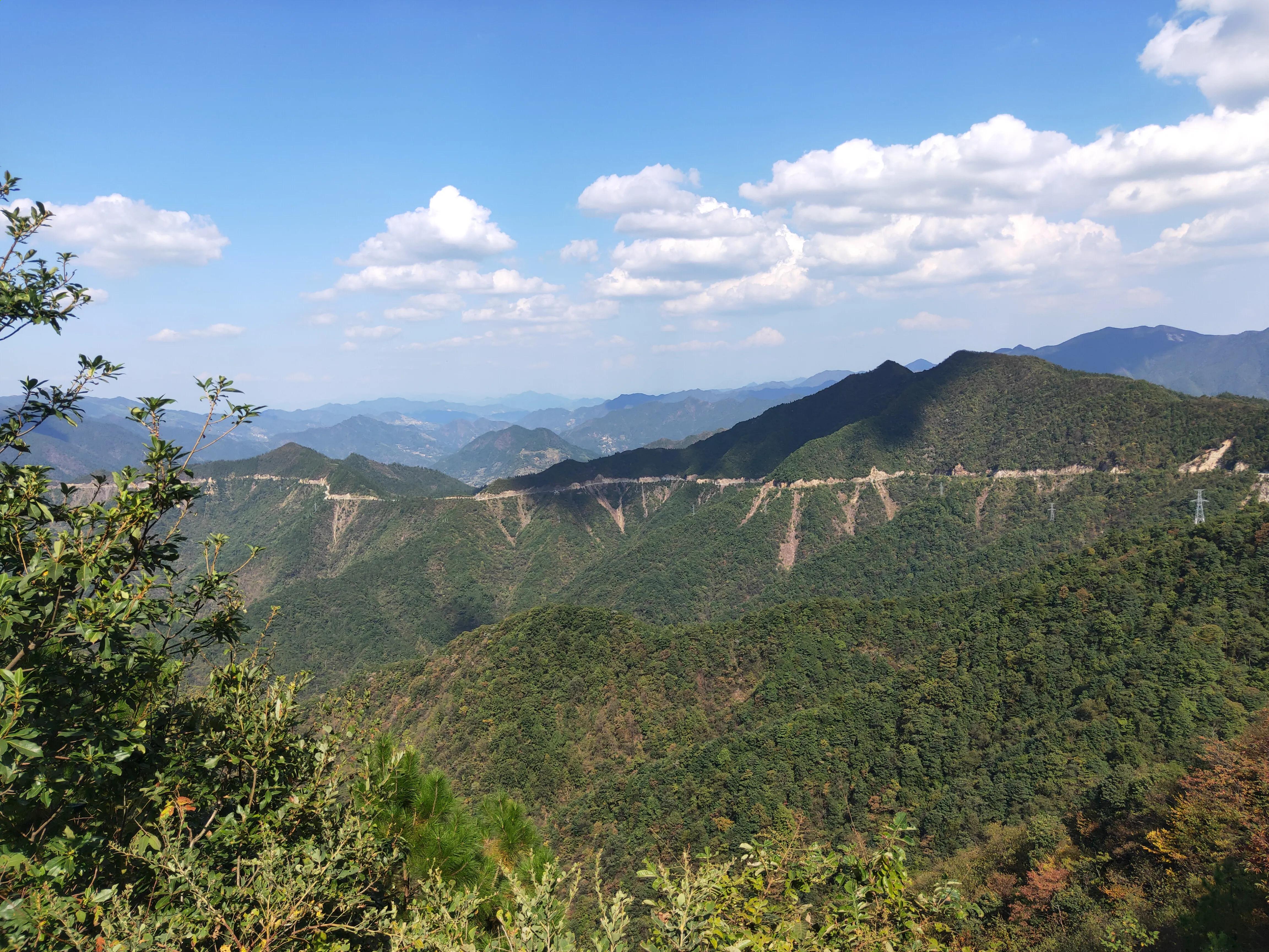 Enter the Huangshan Fog and Cloud Ecological Manor, and cross the two ...