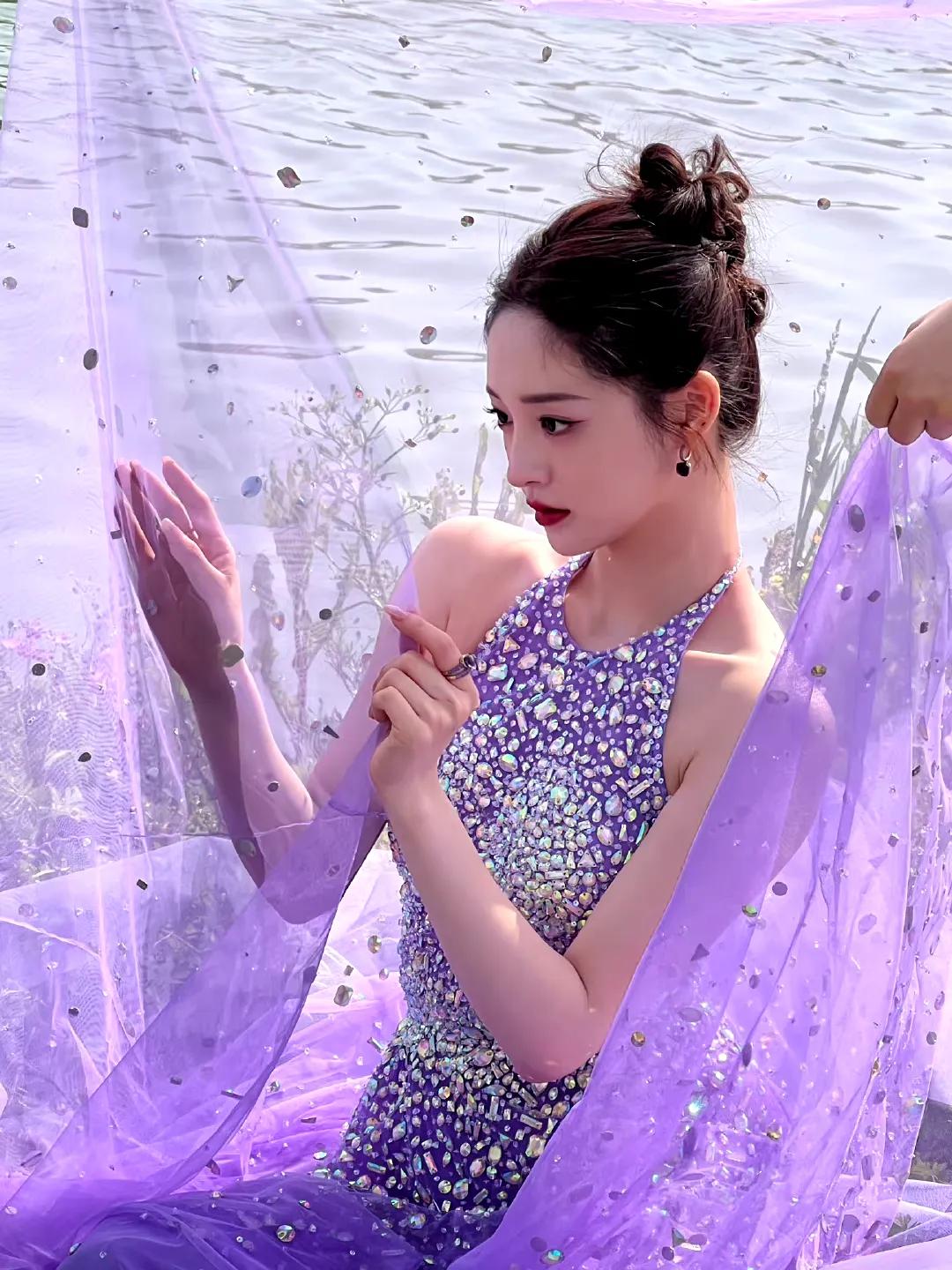 Jiang Yiyi Zhang Jingyi Zhou Jieqiong - iNEWS