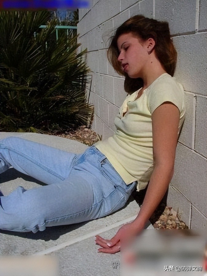 Real shot of the whole process of dressing and finishing the girl's ...